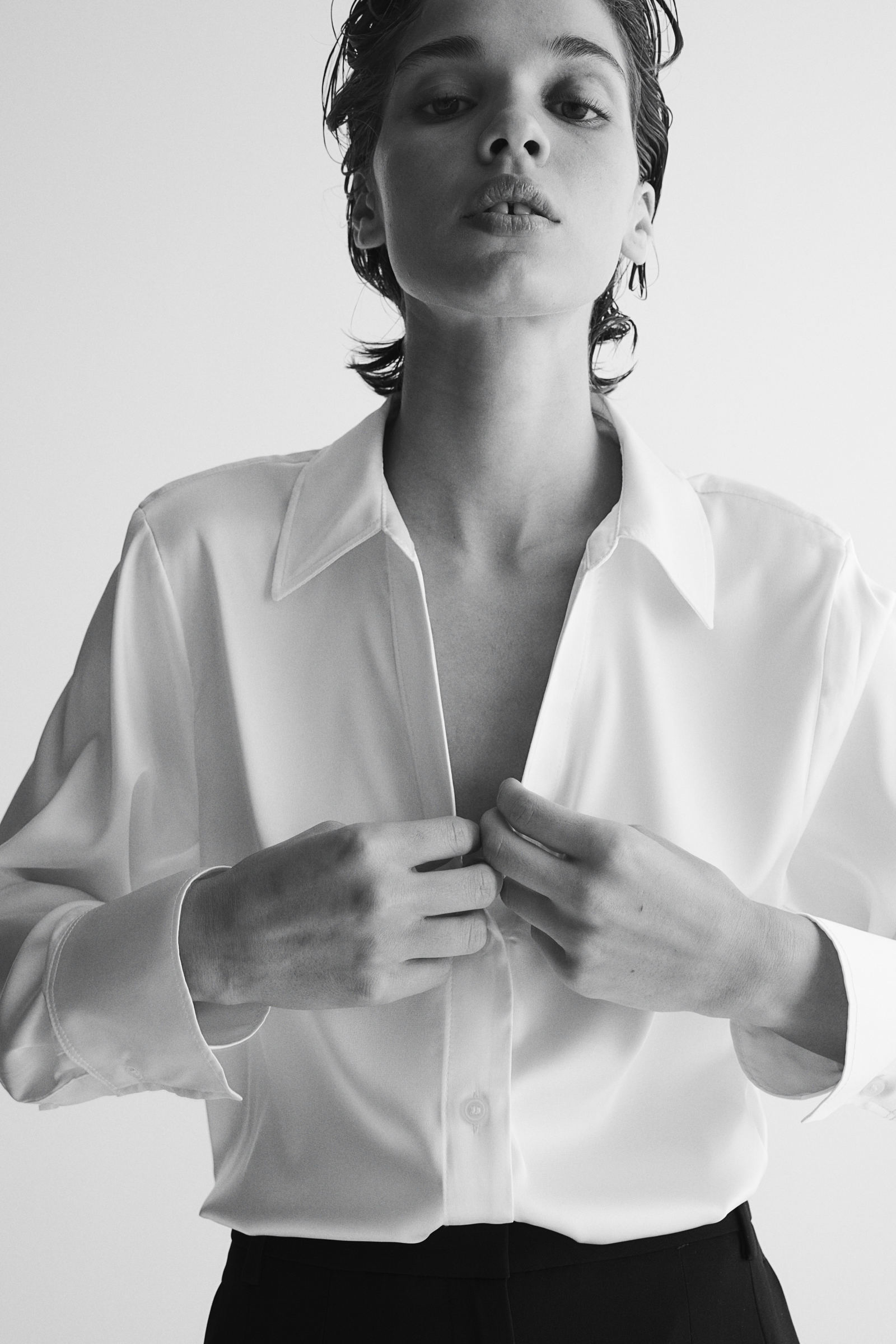 Blusa con escote en V - H&M PE